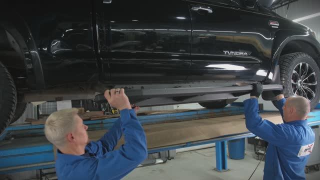 Установка  силовых порогов BMS URBAN для Тойота Тундра Double Cab 2007-2021 (2шт.)