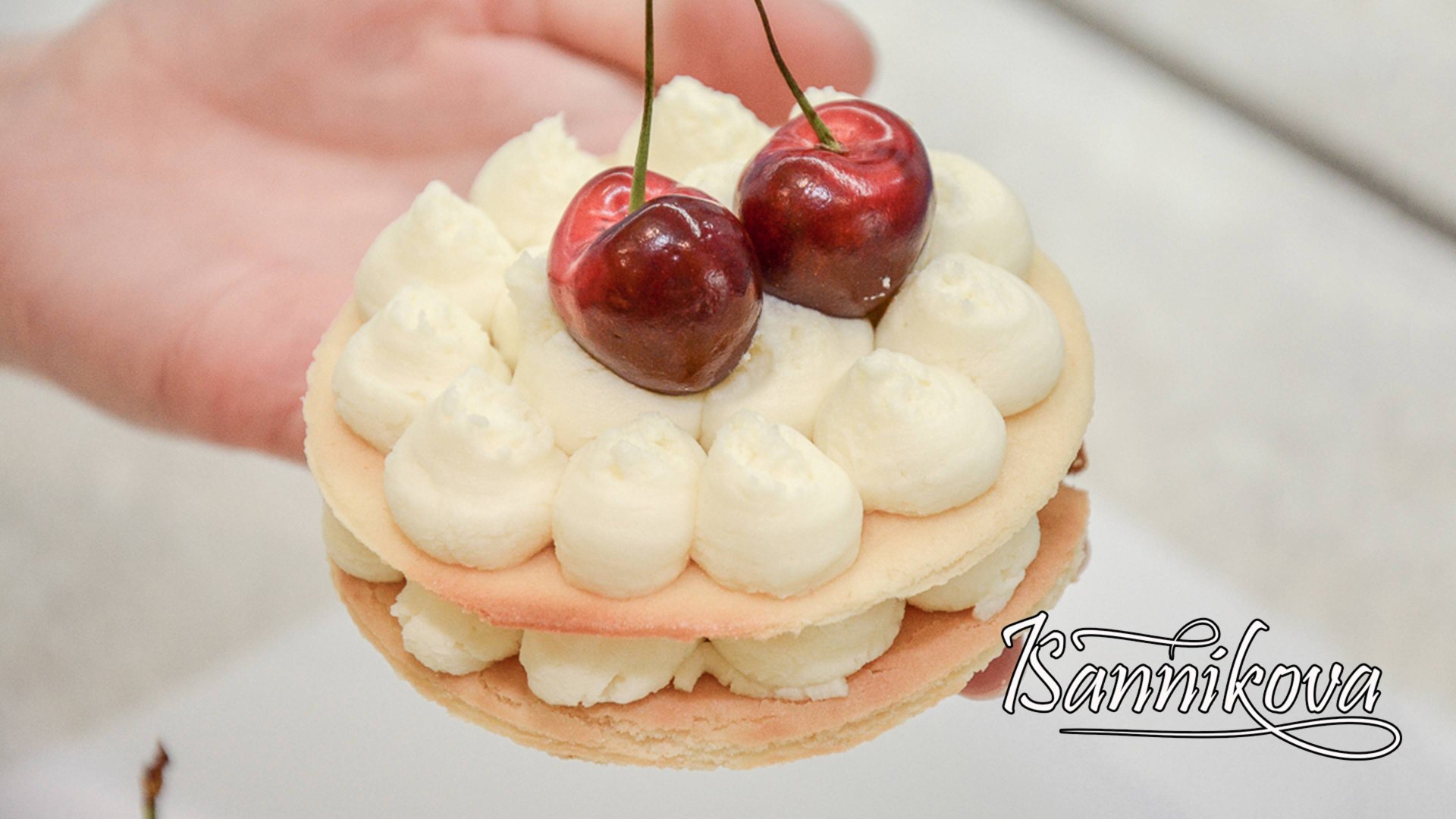 Медовое пирожное с кремом чиз и солёной карамелью / Honey cake with cream cheese and salted caramel