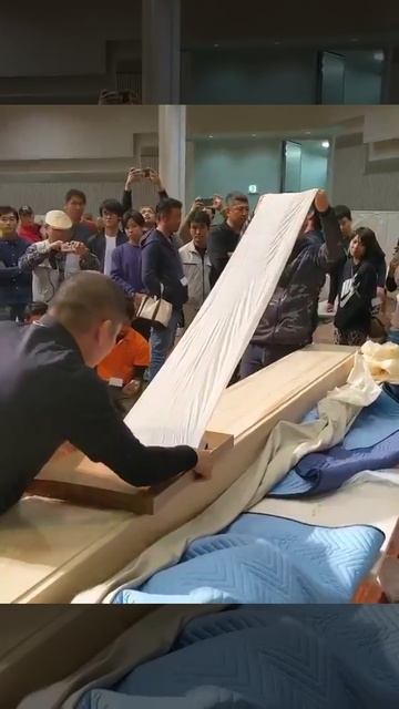 Такой слой дерева возможно получить с помощью японского лезвия Канна шириной 300 мм.