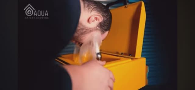 Фонтан для промывания глаз в защитном корпусе