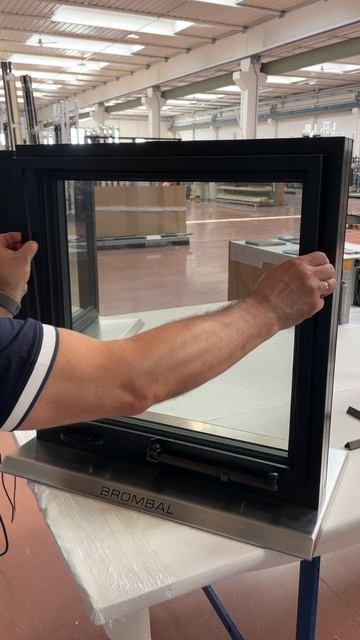 Форточка с москитной сеткой и наружным открыванием