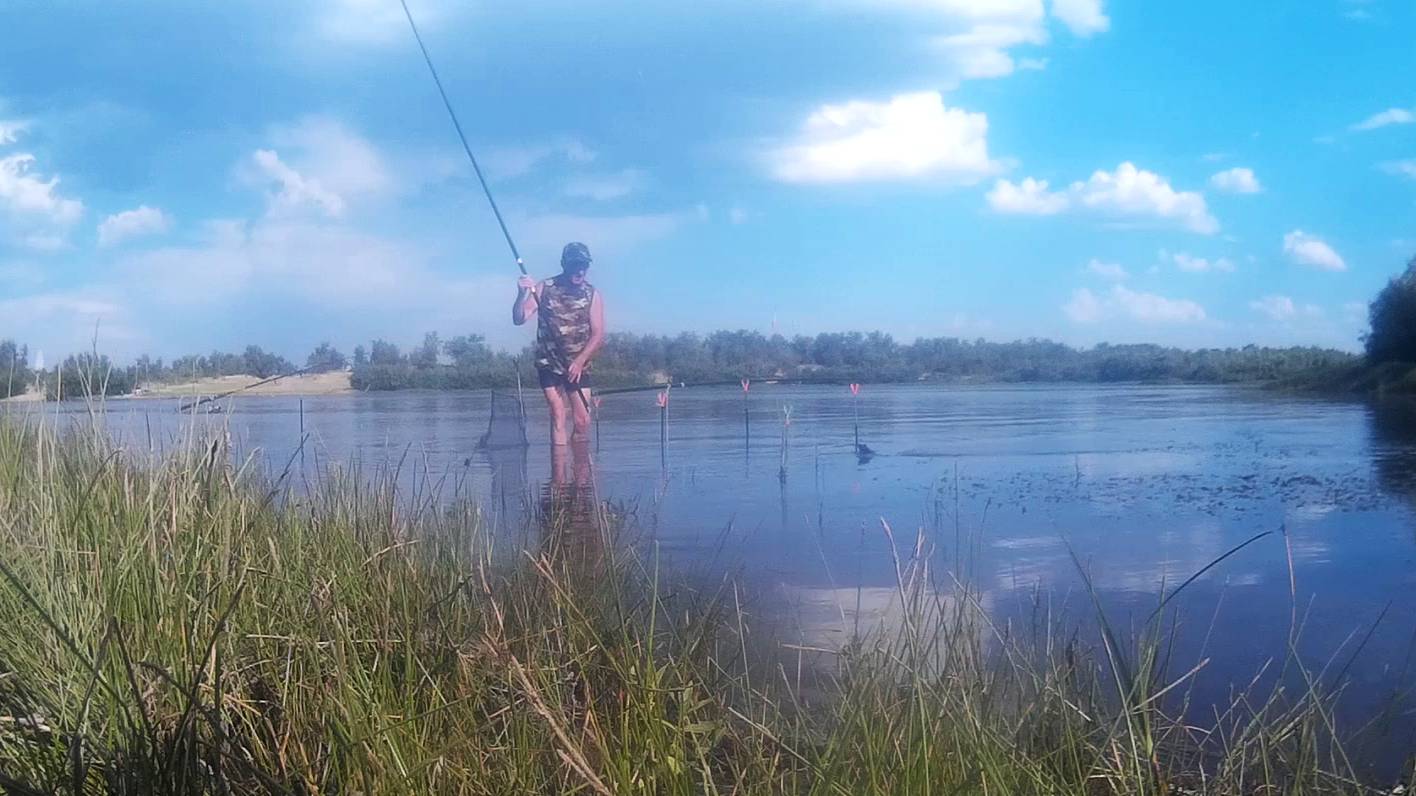 Ловлю карасей на Ахтубе гром гремит и молния сверкает.