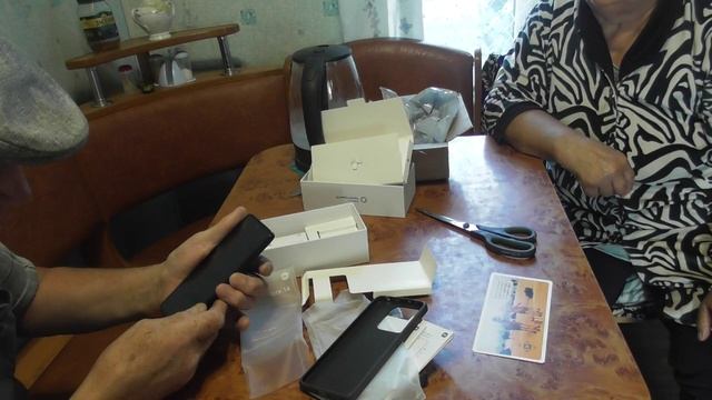 распаковка телефона Xiaomi Hyper OS
