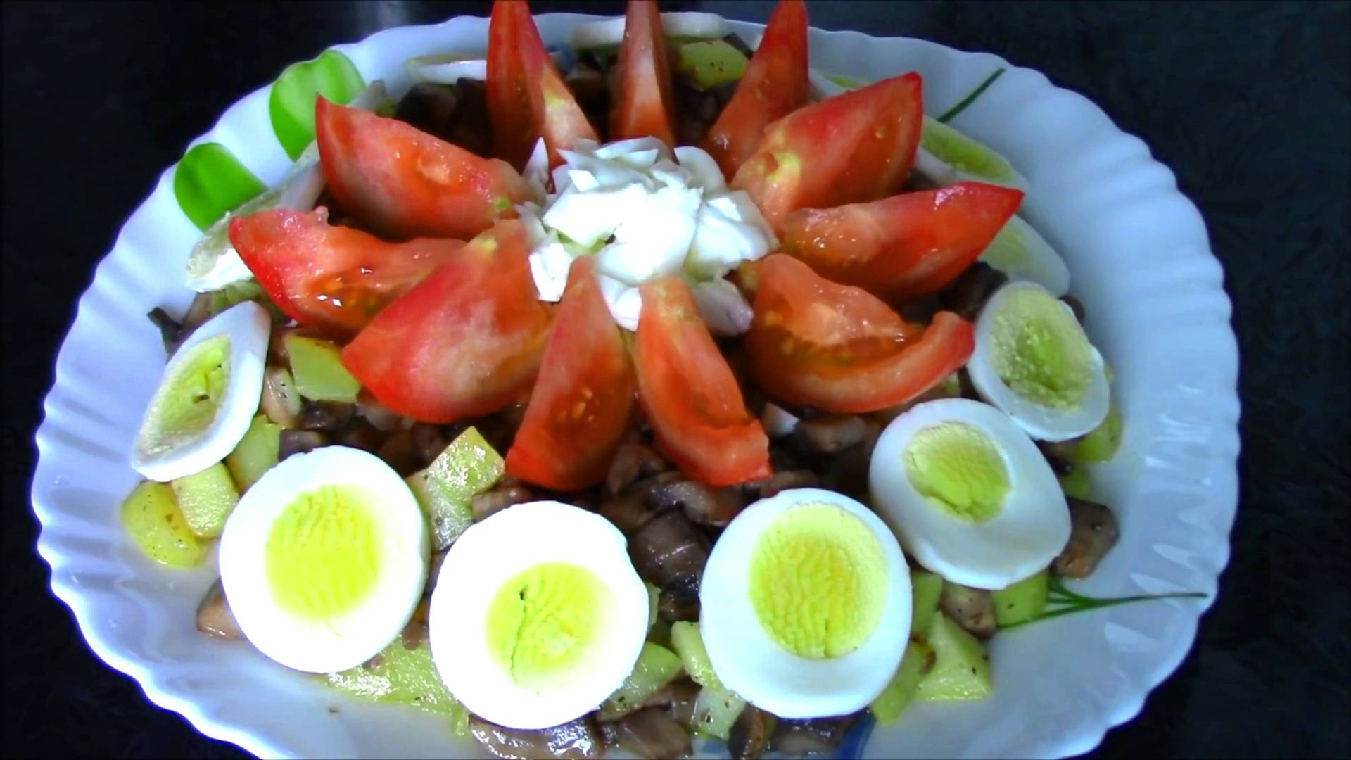 Простой салат из шампиньонов.