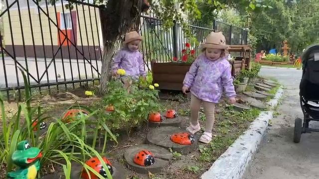 Близнецы возле детского сада