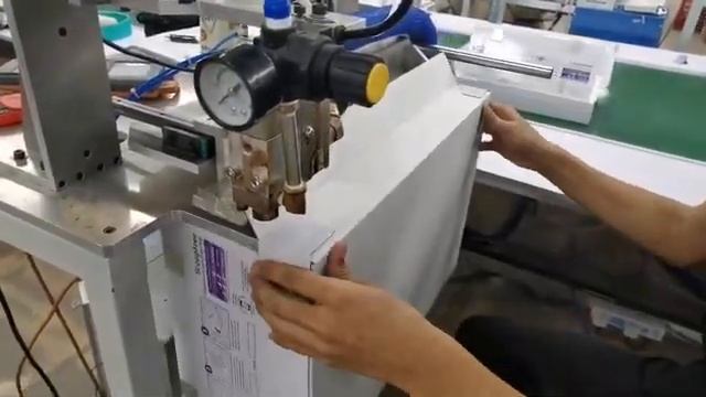 Нанесение клея клеевыми пистолетами на полуавтоматических станках KQ