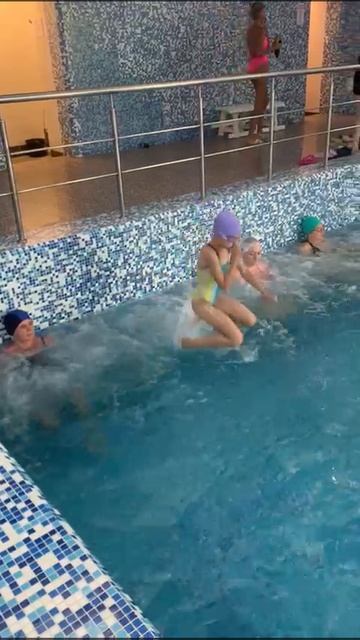 Видео в бассейне