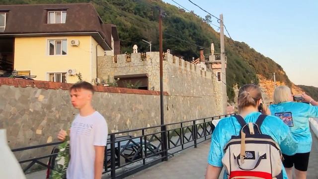 Новомихайловский/ идём на Приморскую все отдыхают по-разному 😁 кому- отель, кому - палатка 🏕️ 👍