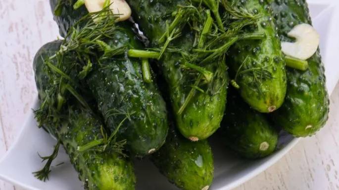 Вкусные малосольные огурцы.