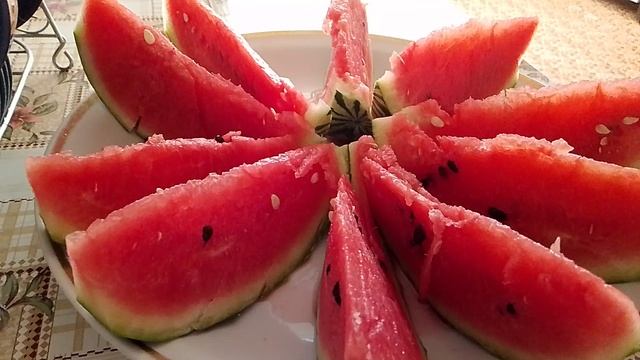 Пробуем первый раз в этом году арбуз 😊