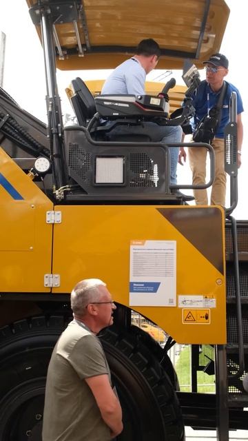 Обзор на перегружатель асфальтобетонной смеси XCMG АТ1005  —  Только важное  (часть 1)