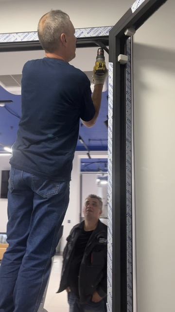 Установка двери ALT FR76 в шоуруме на ул. Белинского