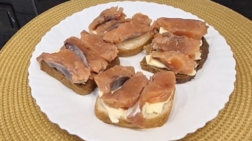 Солим горбушу. Делаем бутерброды