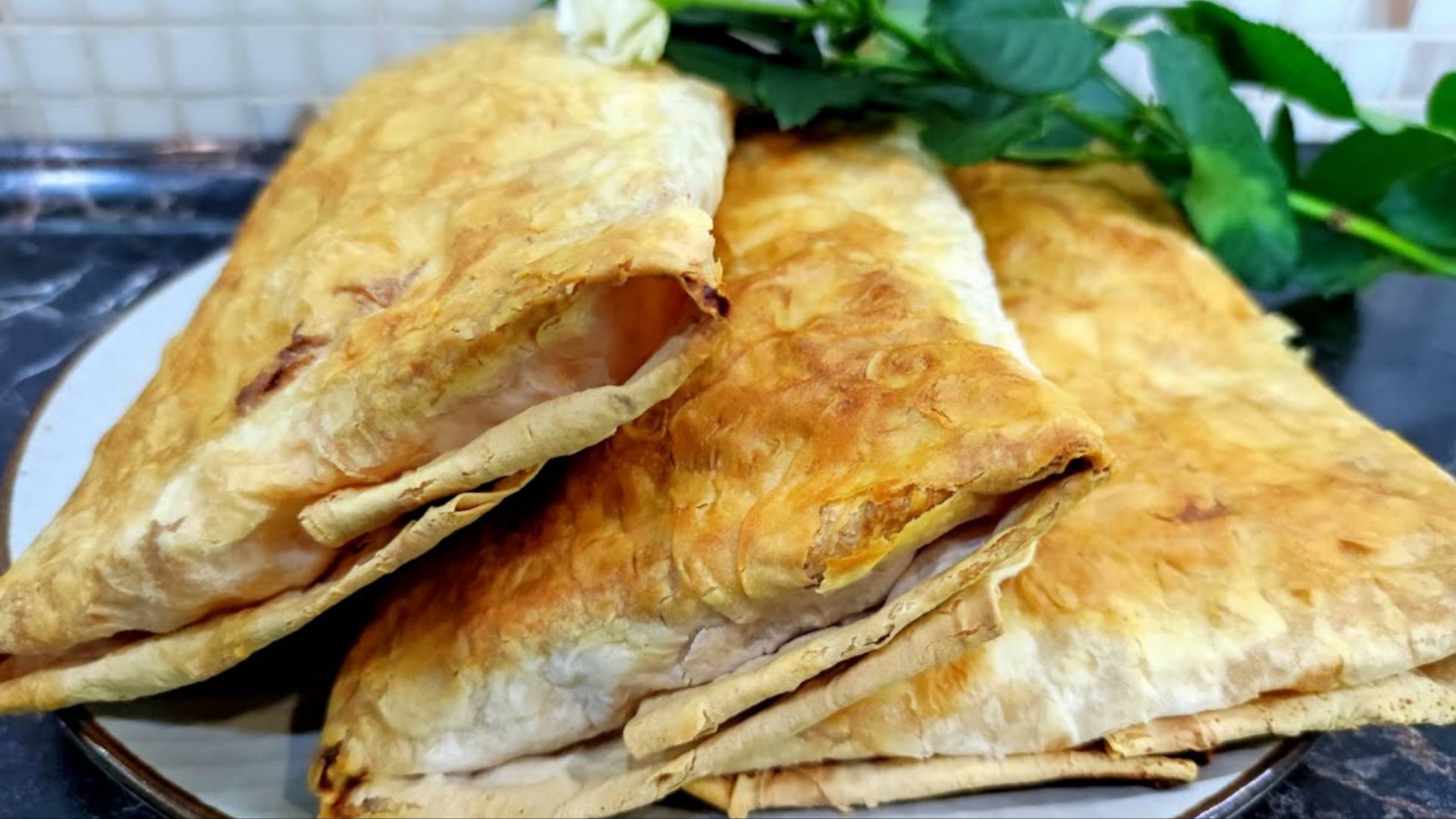 Конверты из лаваша с начинкой в духовке. Рецепты завтрака.