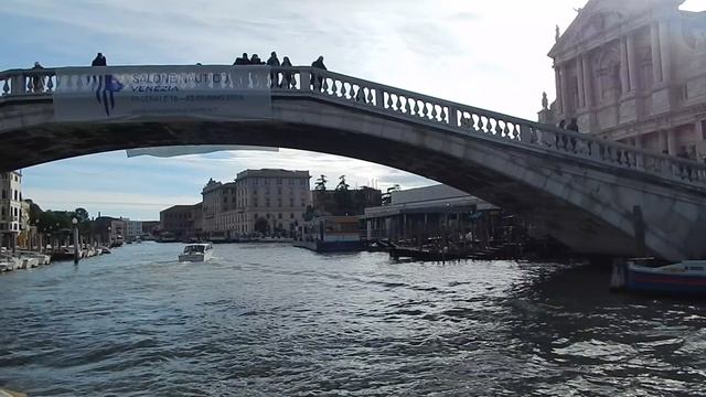 Проплываем под мостами по Гранд Каналу!