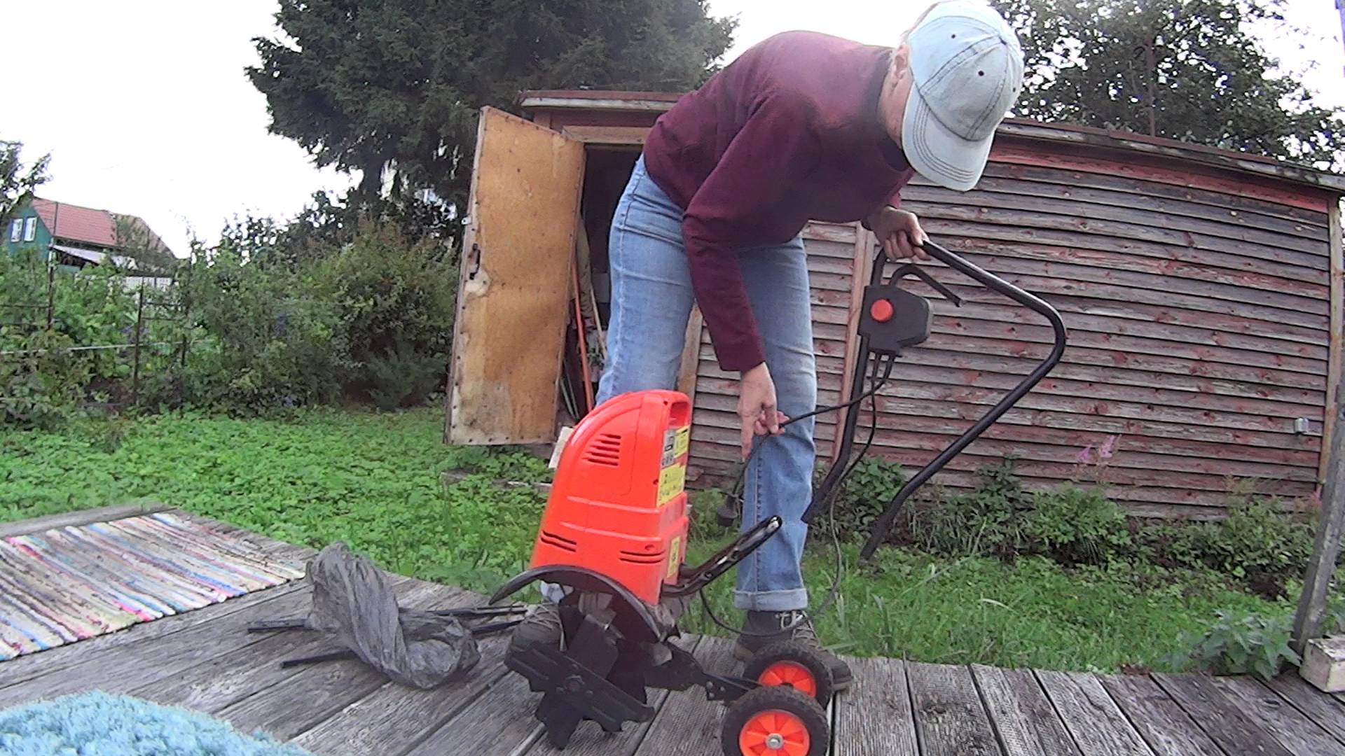 Неспешная жизнь пенсионера на даче...