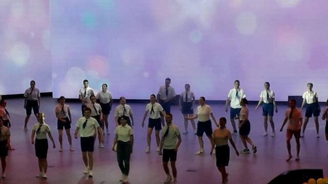 "Вызываю счастье"- поют вожатые для своих ребят в детском лагере "Олимпийская деревня"