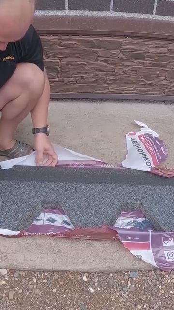 Лицевая сторона дома из фасадной плитки хауберк и гибкой черепицы шинглас! #своимируками #стройка