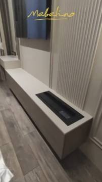 Мы реализовали нестандартное решение для гостиной: ТВ-тумбу со встроенным искусственным камином.