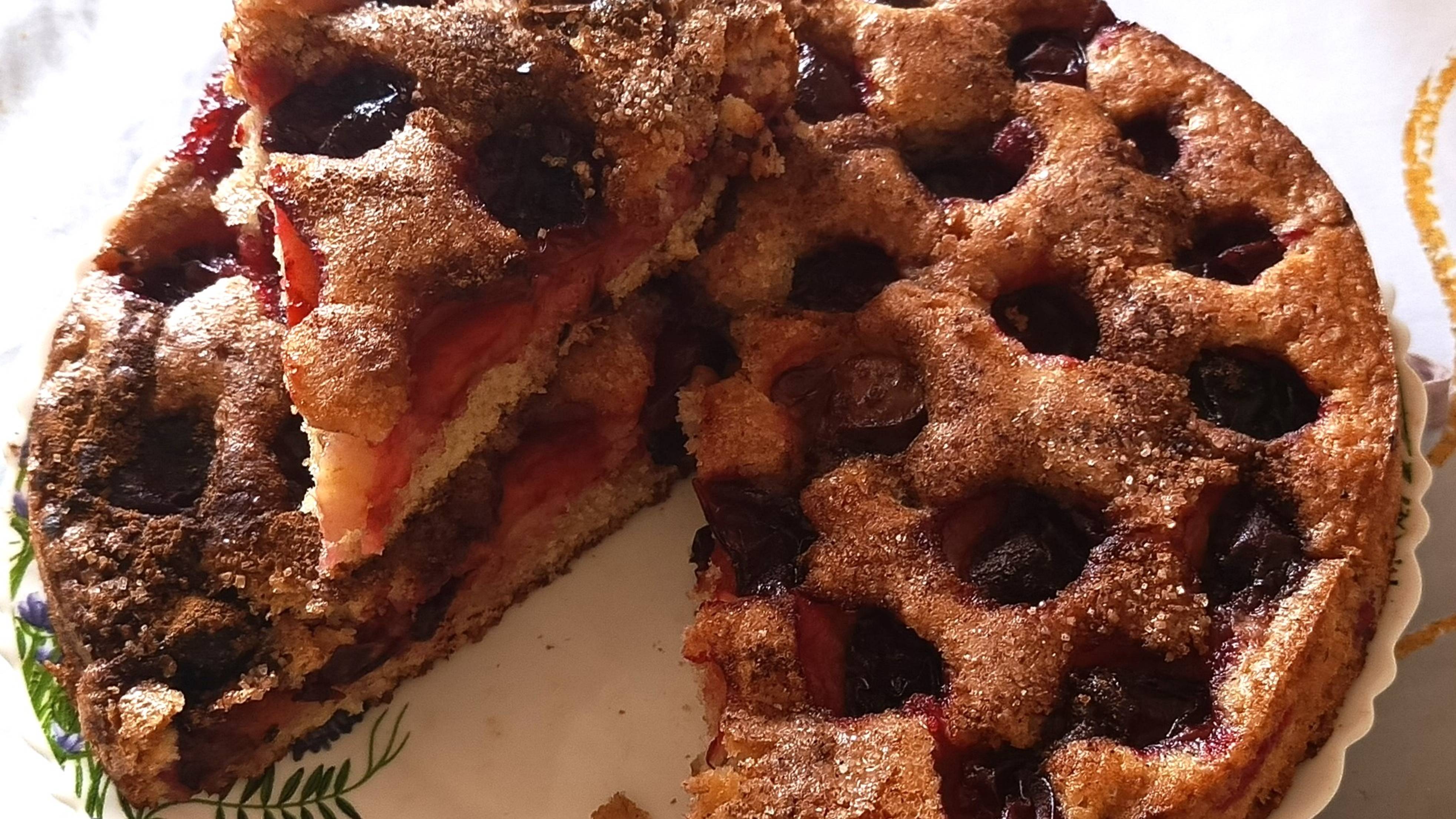 ИЗВЕСТНЫЙ СЛИВОВЫЙ ПИРОГ С ХРУСТЯЩЕЙ САХАРНОЙ КОРОЧКОЙ И ЗАПАХОМ КОРИЦЫ