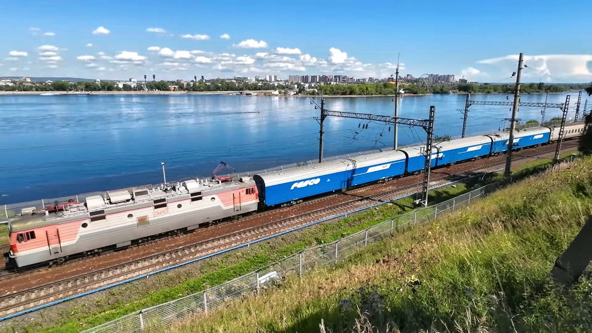 Пассажирские поезда РЖД в Иркутске едут вдоль реки Ангары летом 2025 | Железная дорога в Сибири