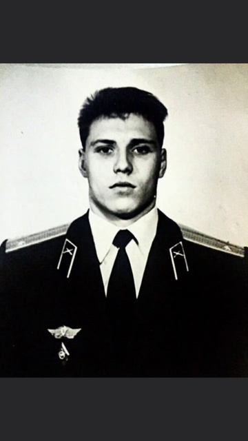 Уважаемые офицеры!  От лица компании Восток-Холдинг сердечно поздравляем вас с Днём офицера России!