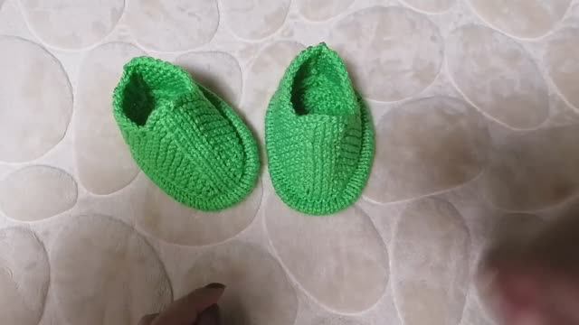 Пинетки тапочки на двух спицах