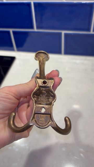 Крючок-рожок из латуни. Италия 🇮🇹