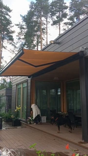 Выдвижная кассетная локтевая маркиза Alumdevelop с датчиком ветра