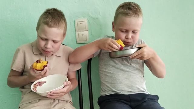 Челлендж кто 1 съест персик