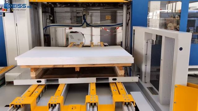 Вакуум-формовочная машина GEISS с системой автоматической смены форм и поддонов загрузчика листов.