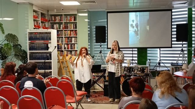 Вручение книжки ("Рок в защиту животных". Владимир)