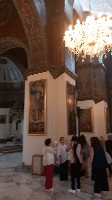 Эчмиадзинский кафедральный собор Армения церковь храм внутри иконы