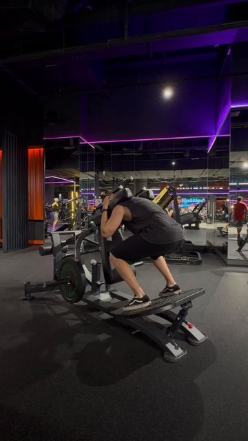 Ноги. Обратный присед в Гакк-машине