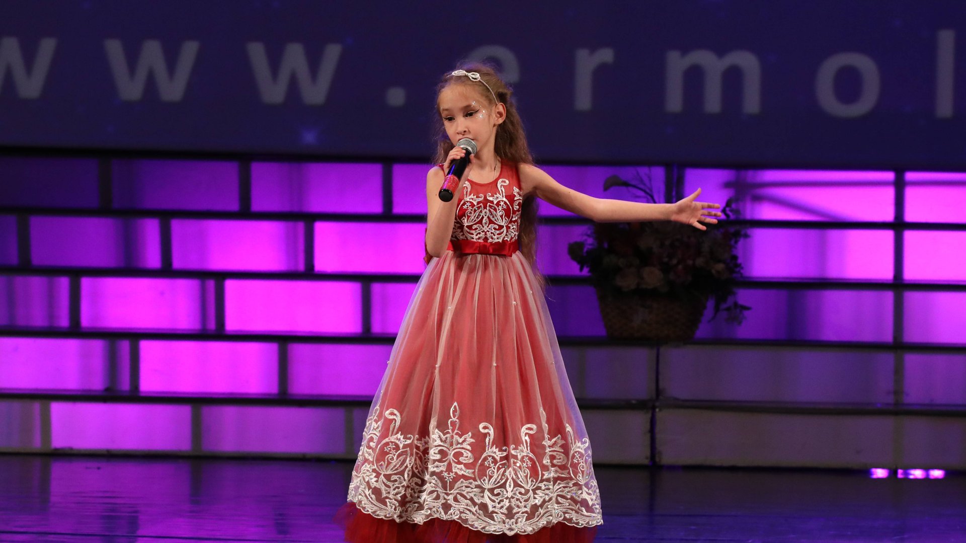 Алиса Искакова- 6 лет- Солнечные зайчики (А.Ермолов/А.Бочковская)