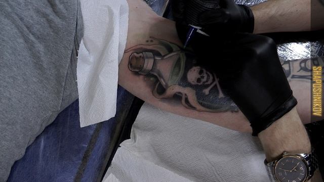 Традиционная татуировка с изображением бутылки с ромом.