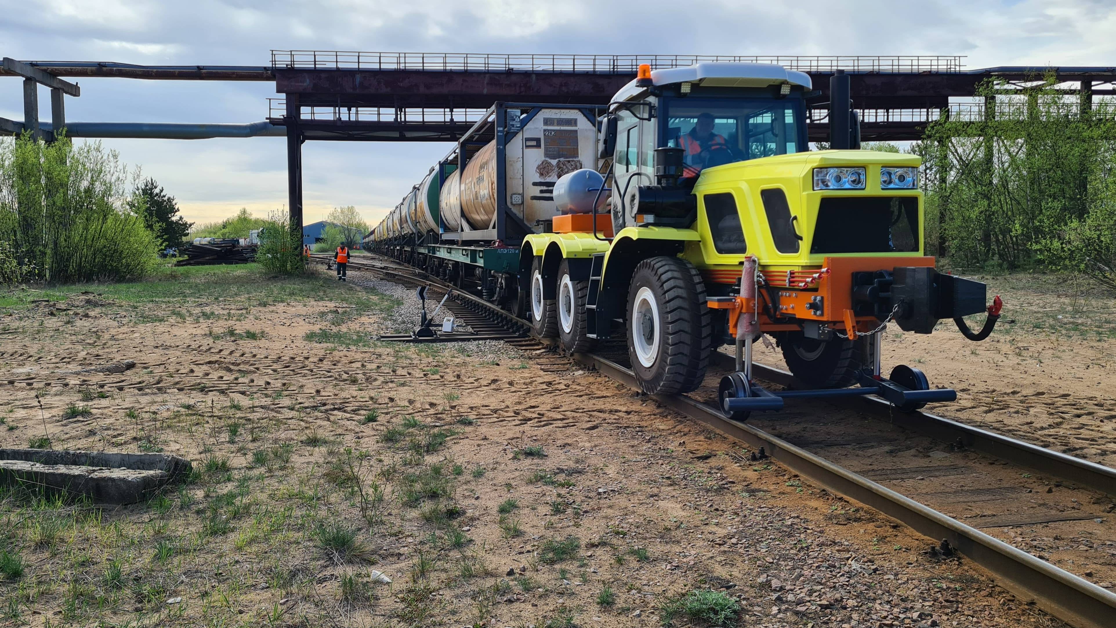 Локотрактор (локомобиль) , уникальный трехосник КРТ-2  передвигает цистерны