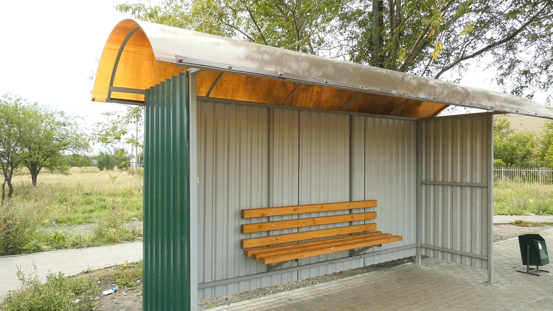 В Копейске устанавливают остановочные комплексы