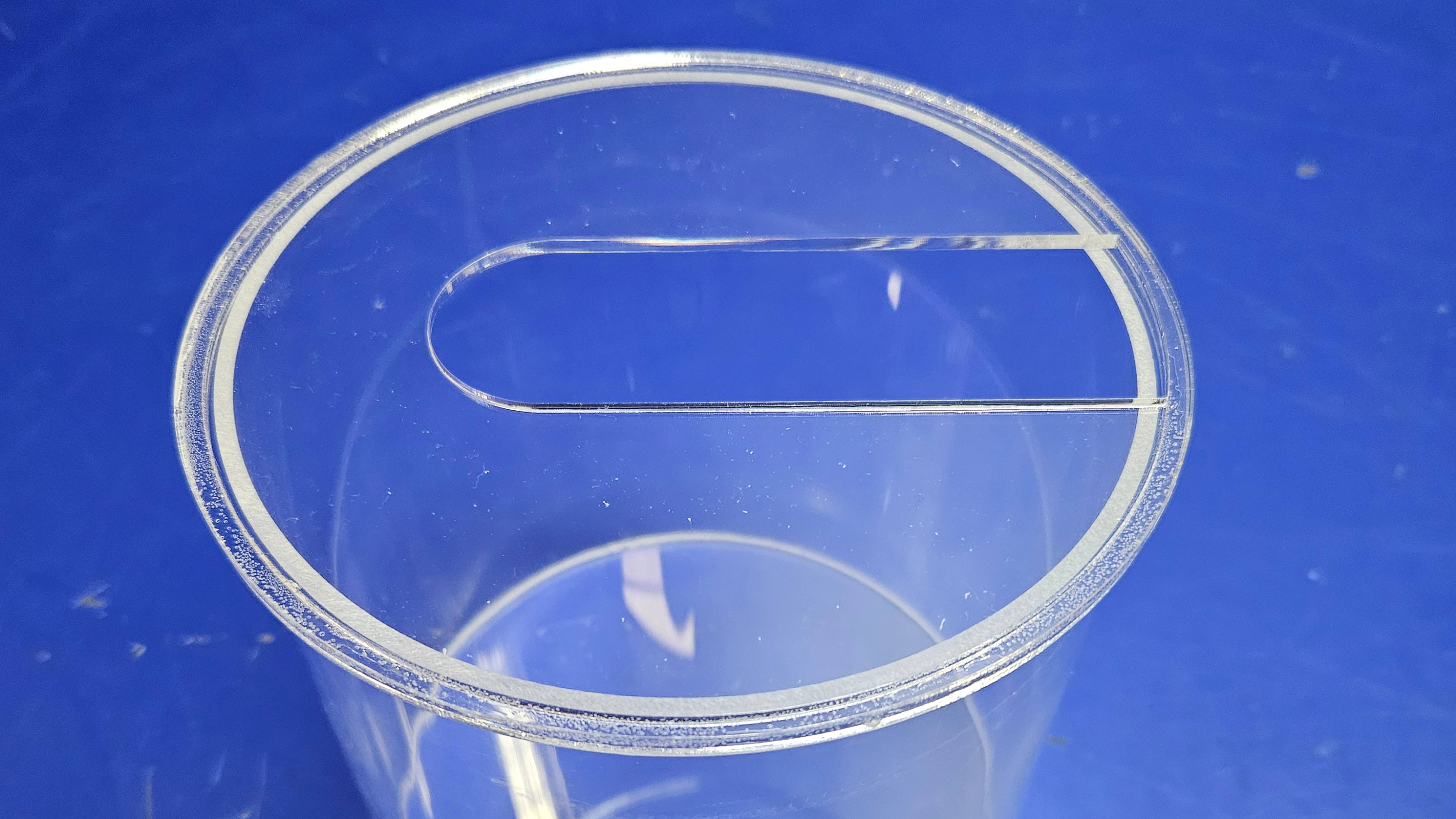 Техническая ёмкость из прозрачного оргстекла.