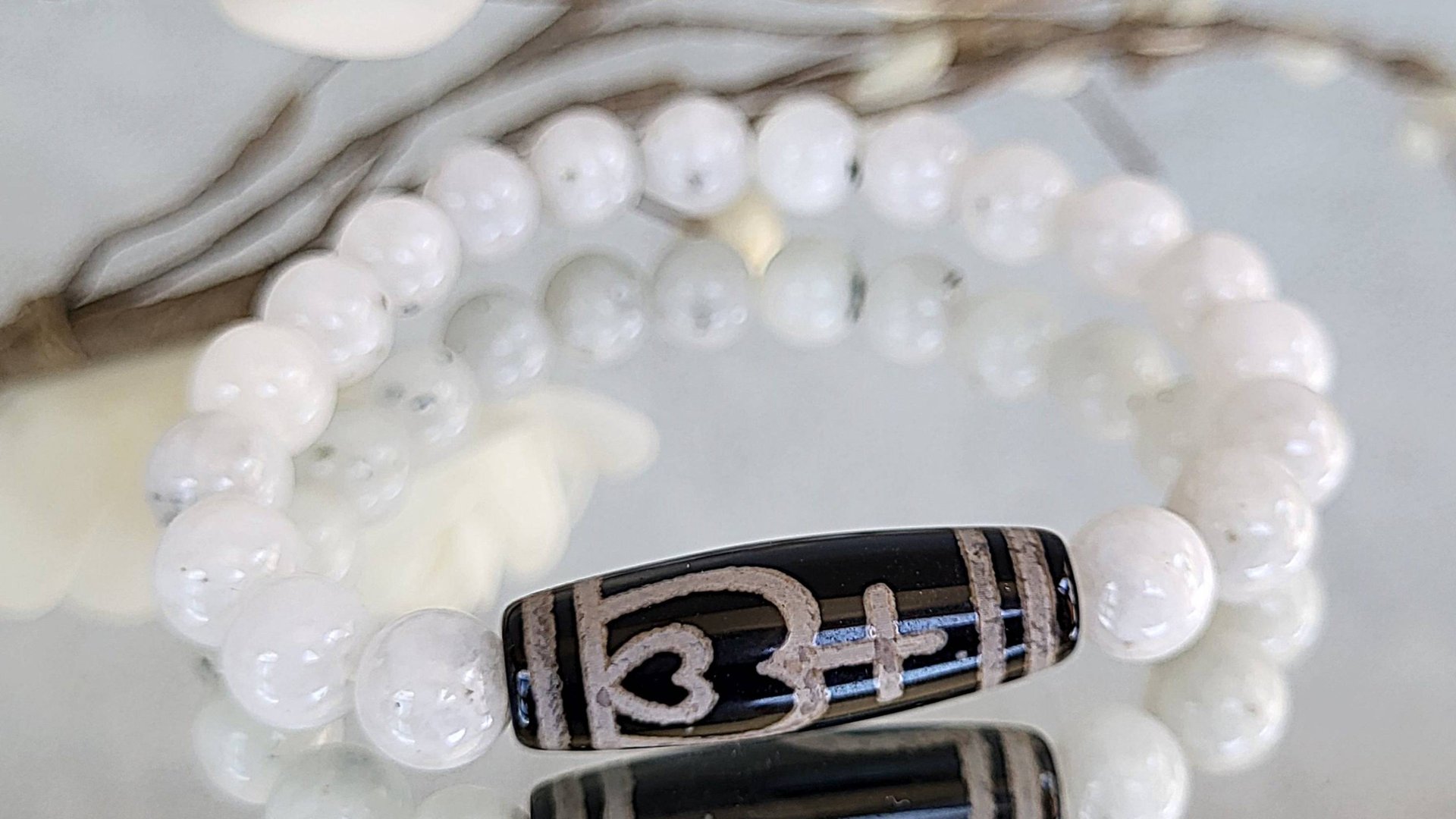 Браслет из лунного камня с бусиной ДЗИ изобилие