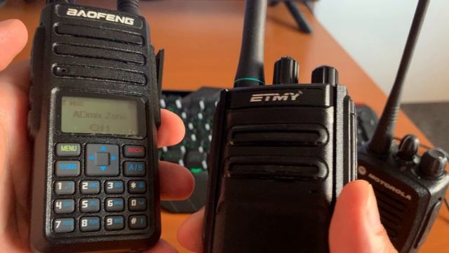 Что показывает экран рации DR1801 во время перехвата другой частоты  в режиме не защищенного DMR