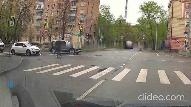 Будьте внимательны к окружающим! Самокатчики в ответ:  "У нас мозгов в помине нет!"