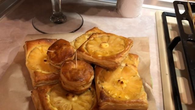 Слойки с ананасом и творогом .Просто , быстро , очень вкусно .(01.08.25)