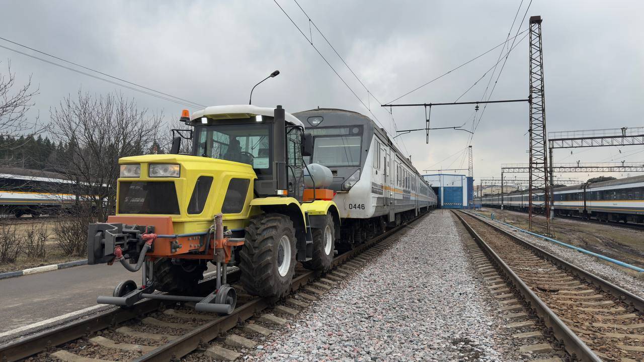 Локотрактор локомобиль КРТ-1 производства ООО "Ригель АВ-Белгород"  подает вагоны электропоезда