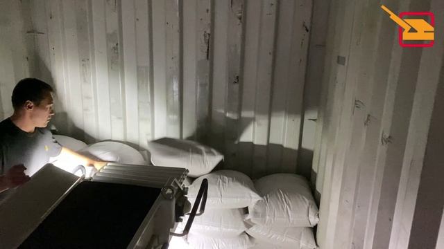 Телескопический погрузчик мешков в контейнеры