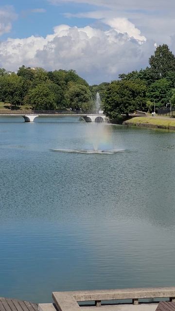 Радужный фонтан: магия света на Нижнем озере в Калининграде
