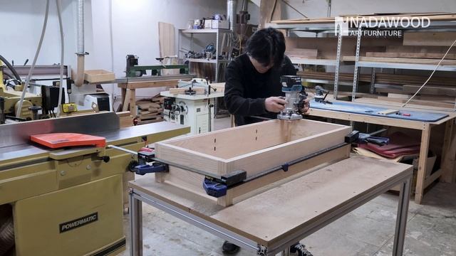 Японский столяр делает мягкую подставку для ног/табурет для ног