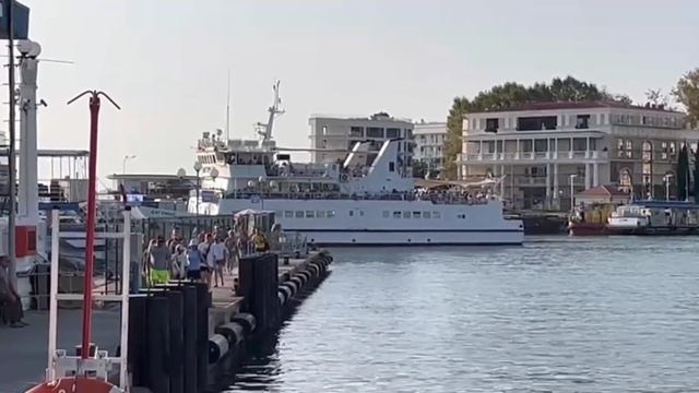 Теплоход Дагомыс отчаливает от причала в морском порту Сочи.