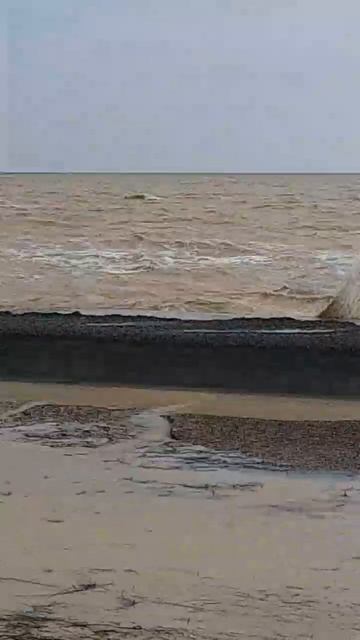 ГЕНИЧЕСК:МОРЕ ВОЛНУЕТСЯ НА ГОРОДСКОМ ПЛЯЖЕ