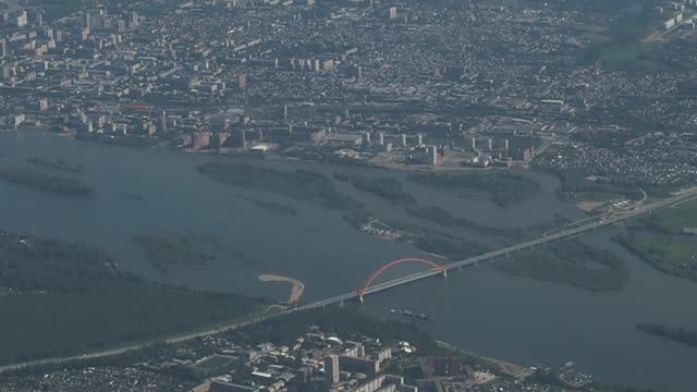 Взлет винтового самолета из аэропорта Толмачево (Новосибирск).